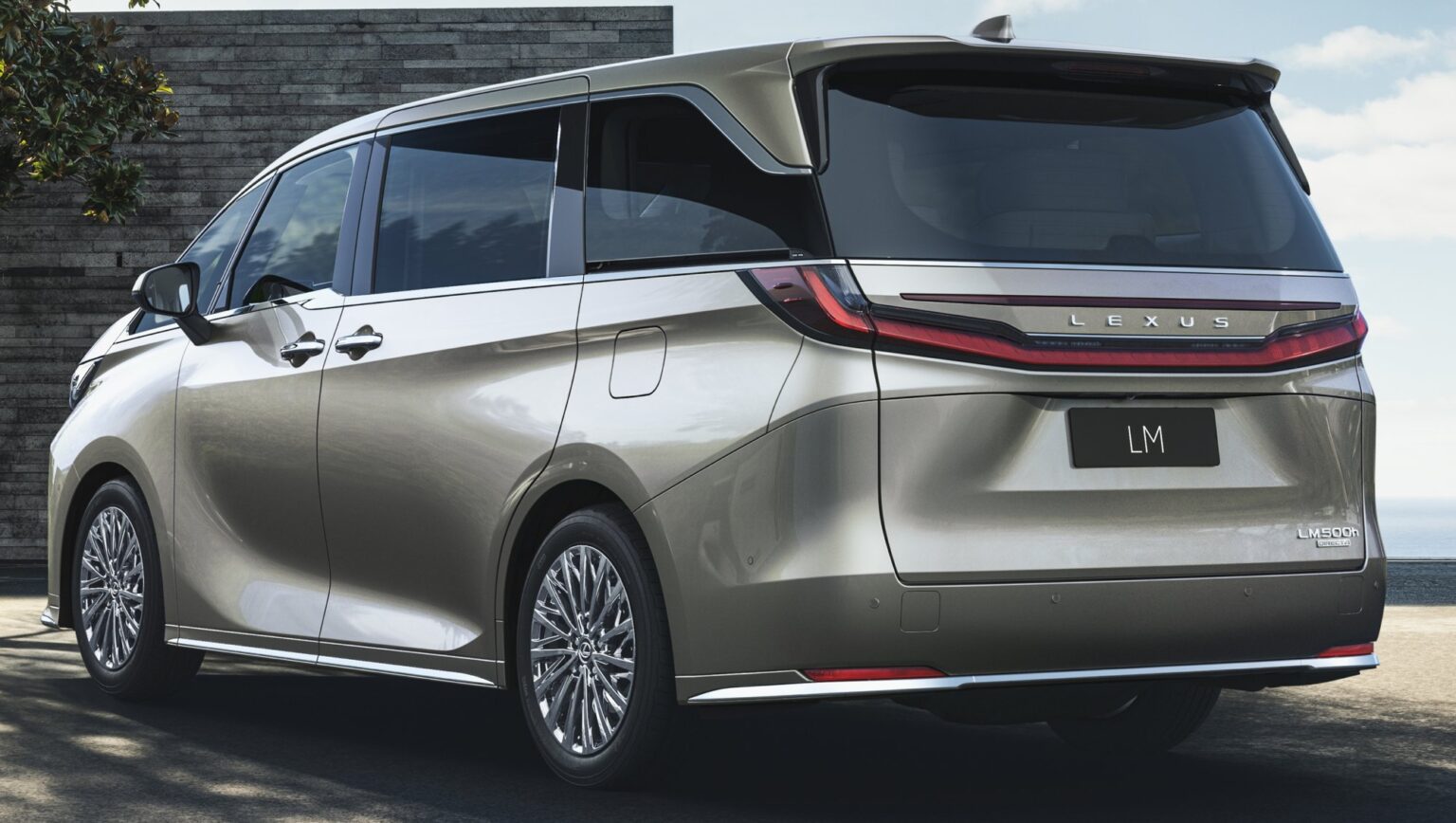 新型【LM500h】日本発売いつ？2023年秋、国内テスト走行リーク動画、4座 2.4Lターボハイブリッド先行導入を予告、予想価格2千万円超？【レクサス最新情報/スパイショット】上海モーター ...