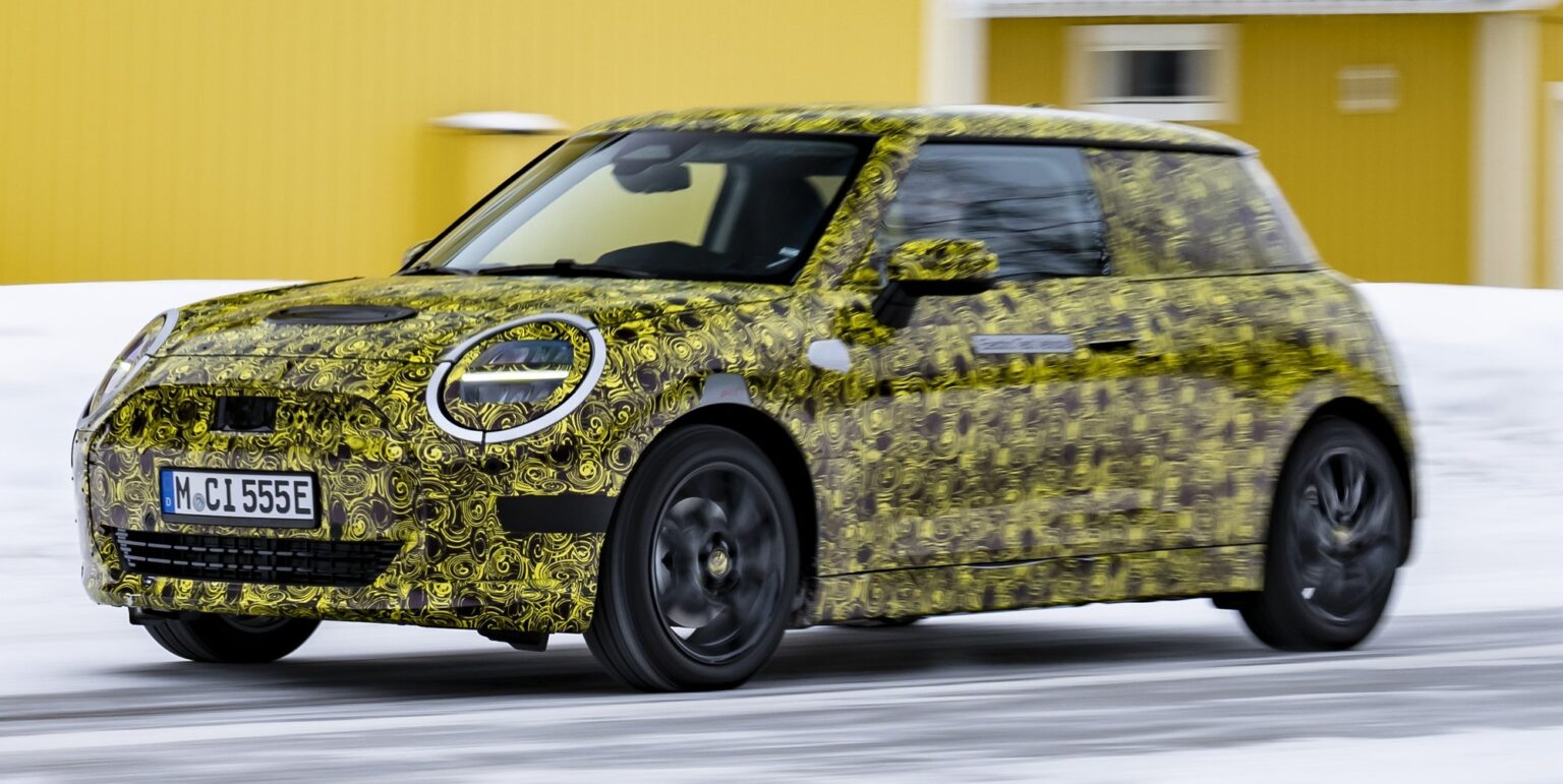 新型【MINI 3DOOR EV】フルモデルチェンジ発売いつ？2024年予想、日本仕様か？BEVがテスト走行、スパイショット リーク画像【BMW最新情報】偽装リアコンビランプ装着 | 自動車リサーチ